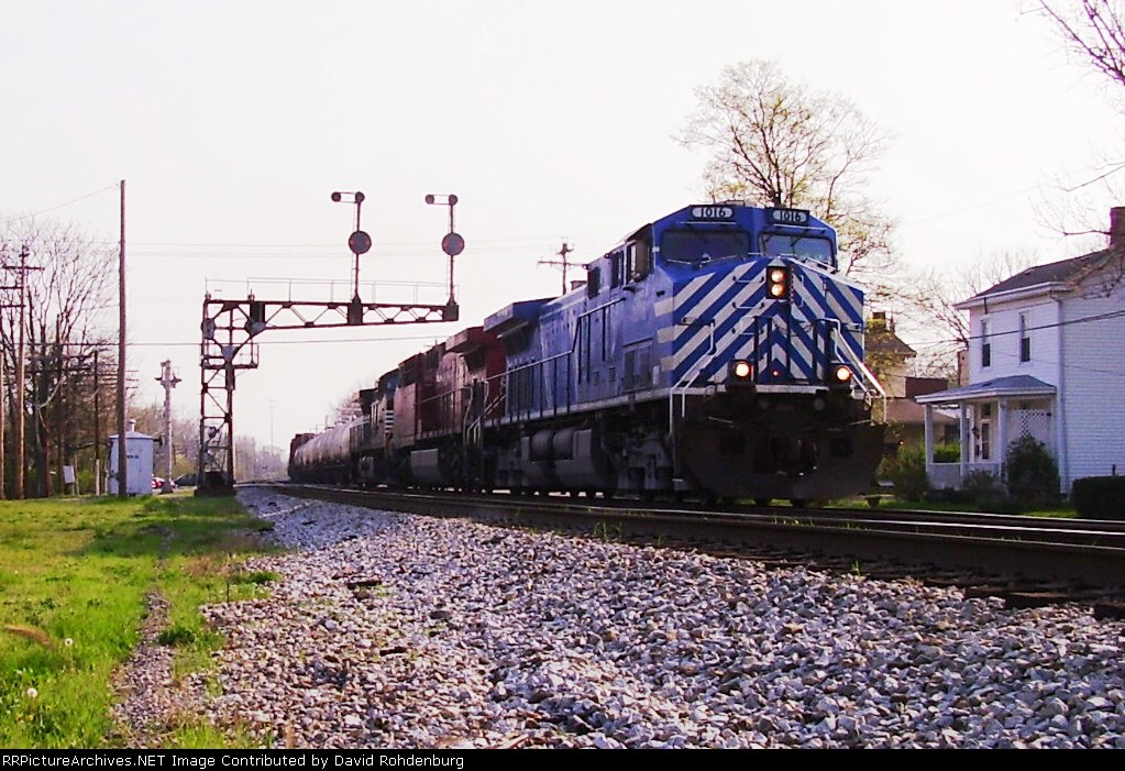 CEFX 1016 leads an NS manifest